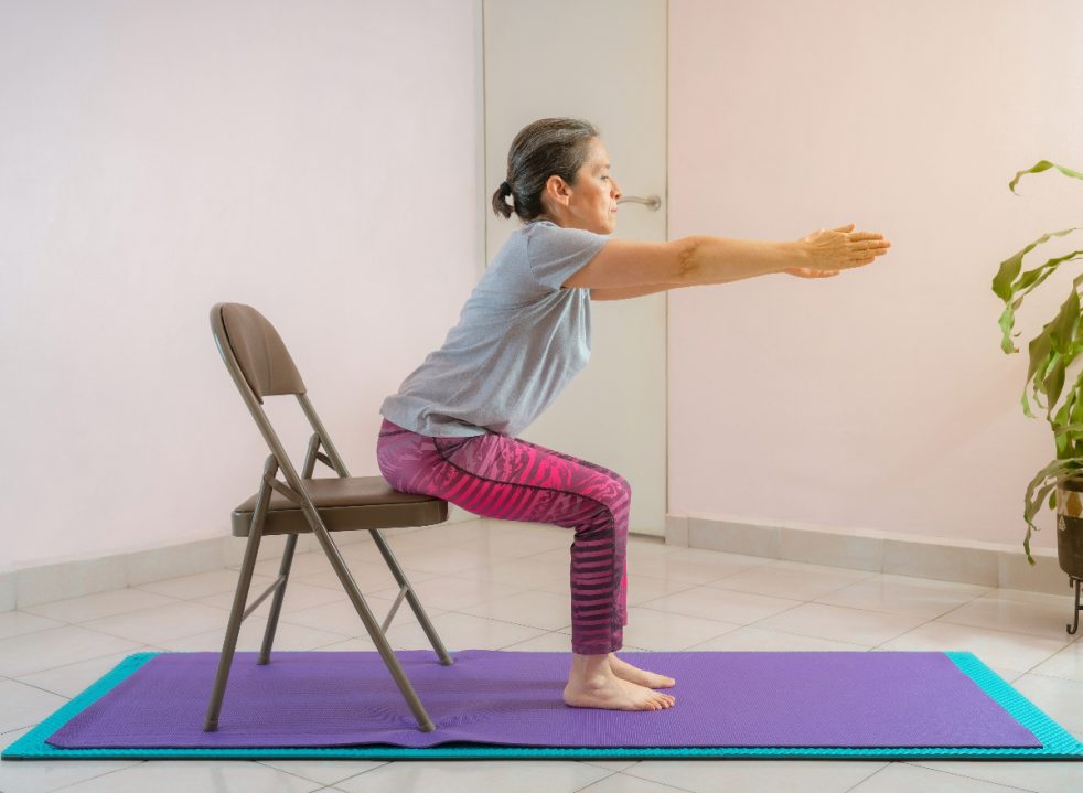 I'm a trainer and here are 5 chair exercises that rebuild hip strength ...