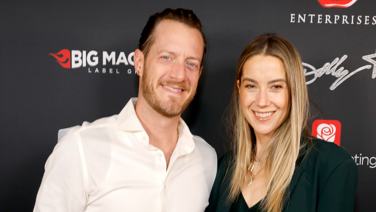 Watch Tyler Hubbard Share Sweet Moment On Stage With Wife Hayley Hubbard