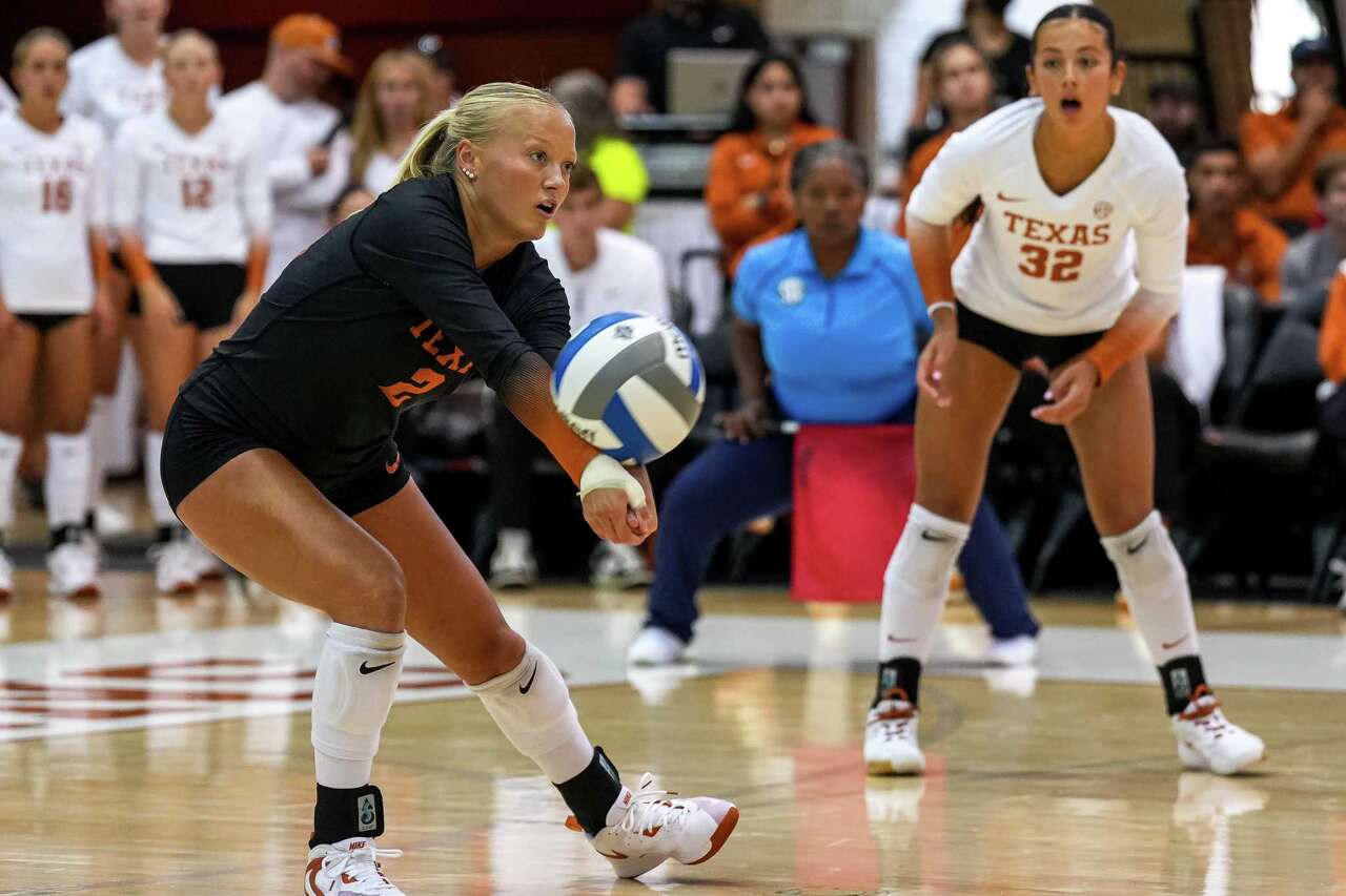 Where does Texas volleyball rank in latest national poll?
