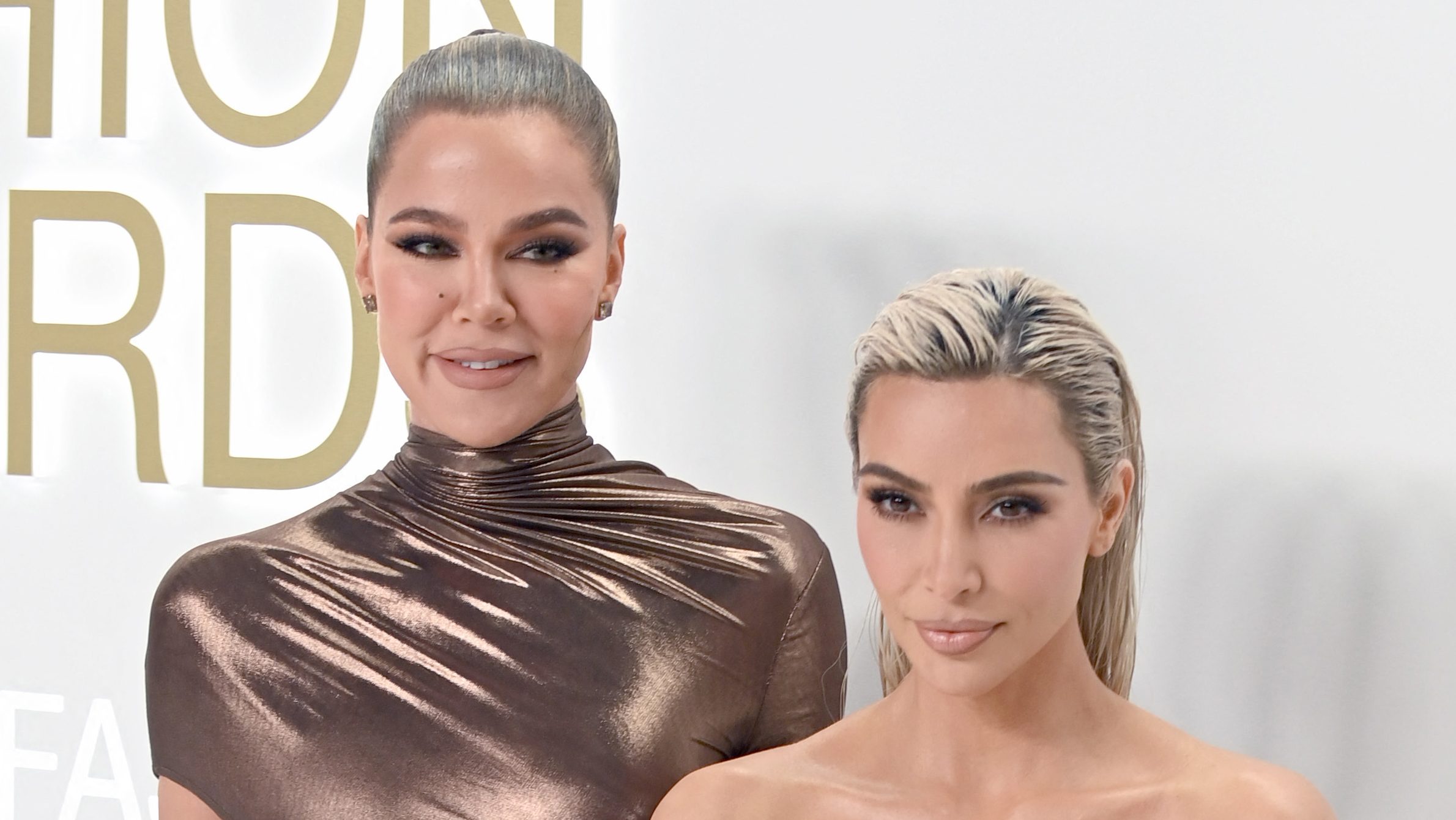 Kim Kardashian da una visión rara en el apoyo de Khloe durante su ...