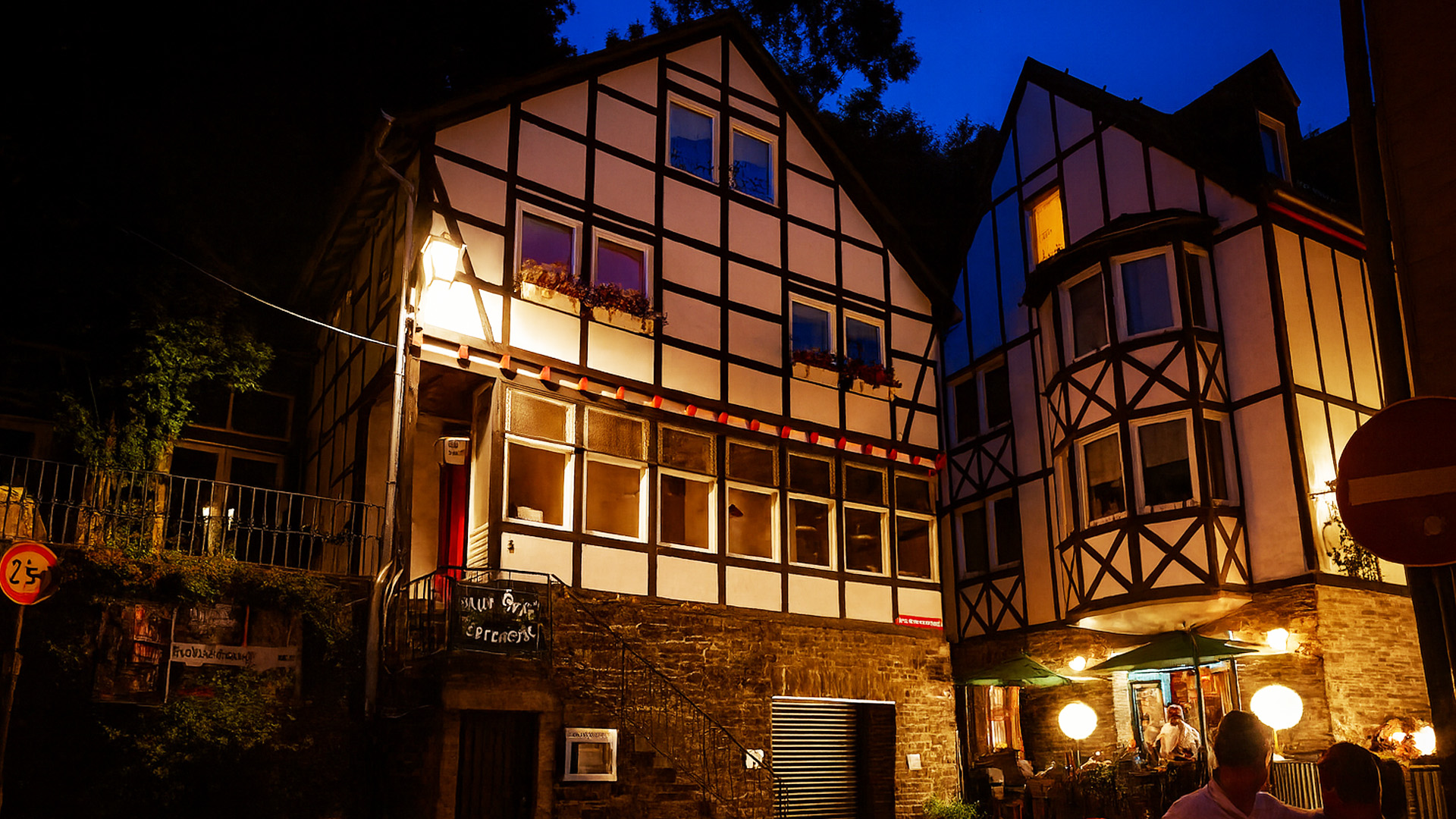 Monschau en la región de Eifel – Paseo al atardecer por un pueblo ...