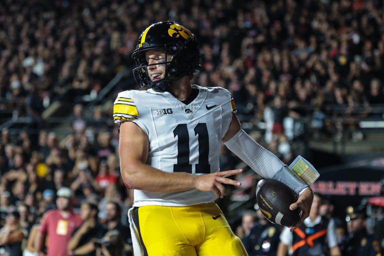 CBS shares positive injury update on Iowa football QB Mark Gronowski