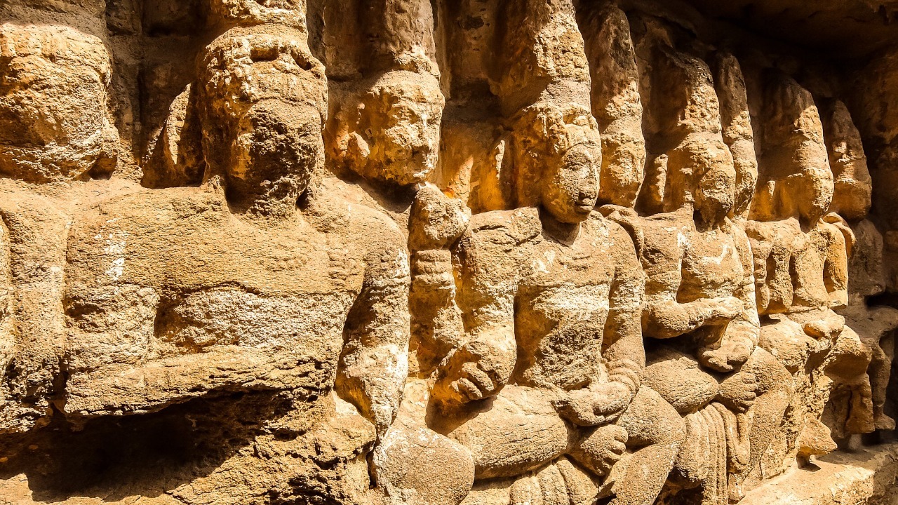 Ancient temple excavation uncovers 2,500-year-old tombs