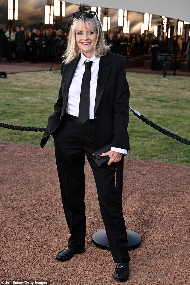 Twiggy, 75, looks sophisticated in a suit and tie at the Burberry Show ...