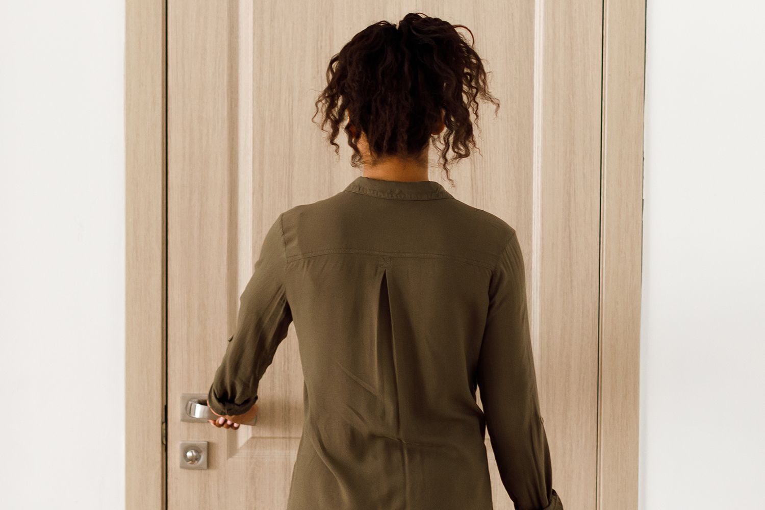 Woman Demands Parents Cover Locksmith After Broken Door Locks Her Out ...