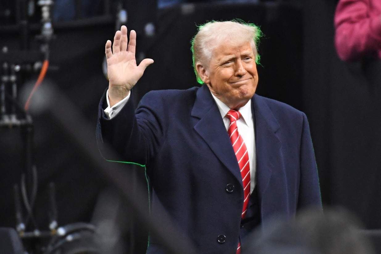 Trump Approval Rating Plummets in New Poll