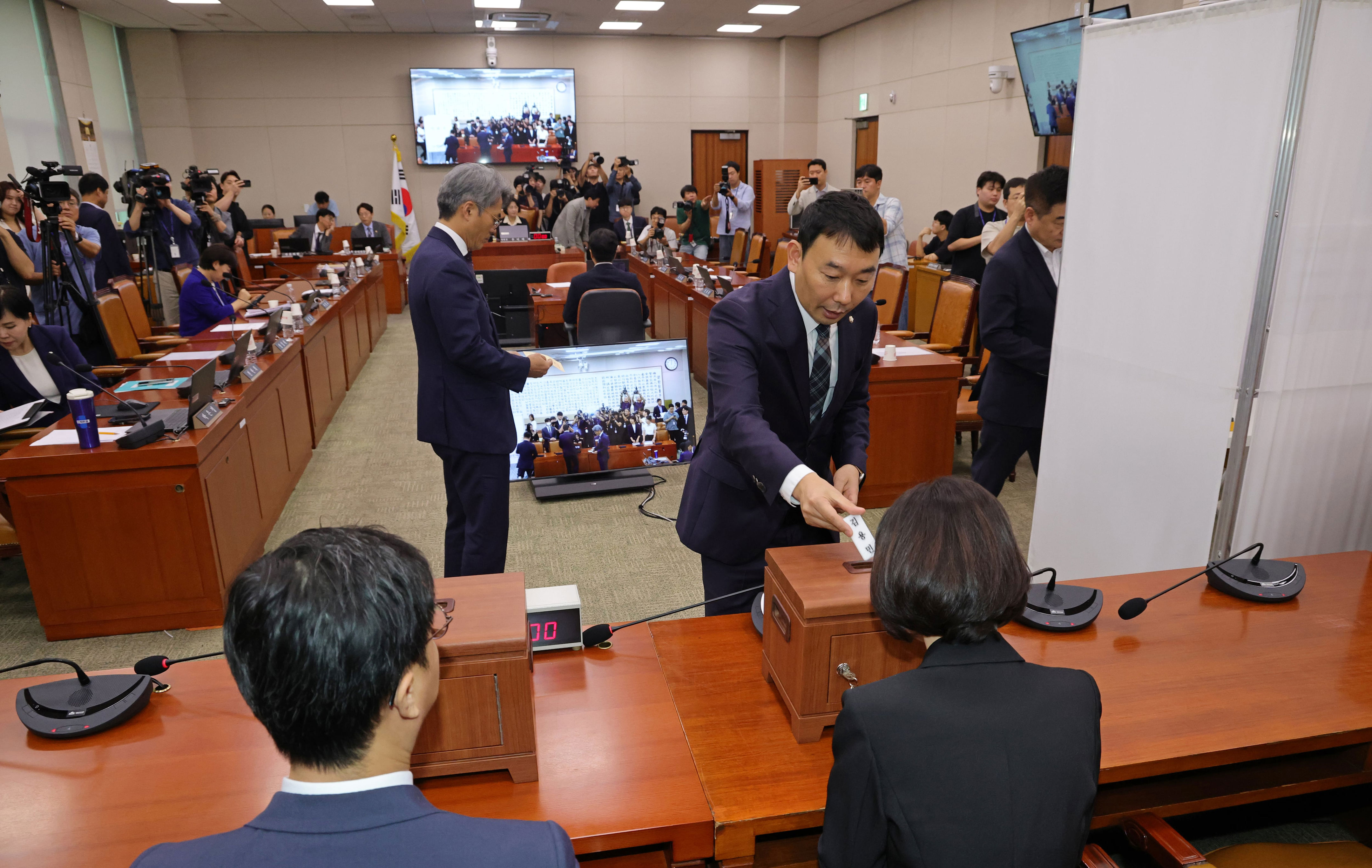 Democratic Party Seeks Corruption Investigation Office for High-ranking ...