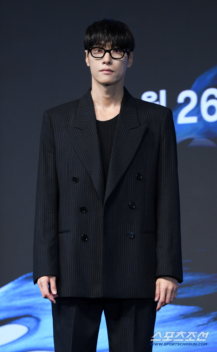Kim Dongwon's chic eyes