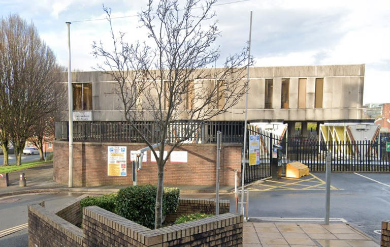 All 17 planning applications submitted in Preston last week inc changes ...