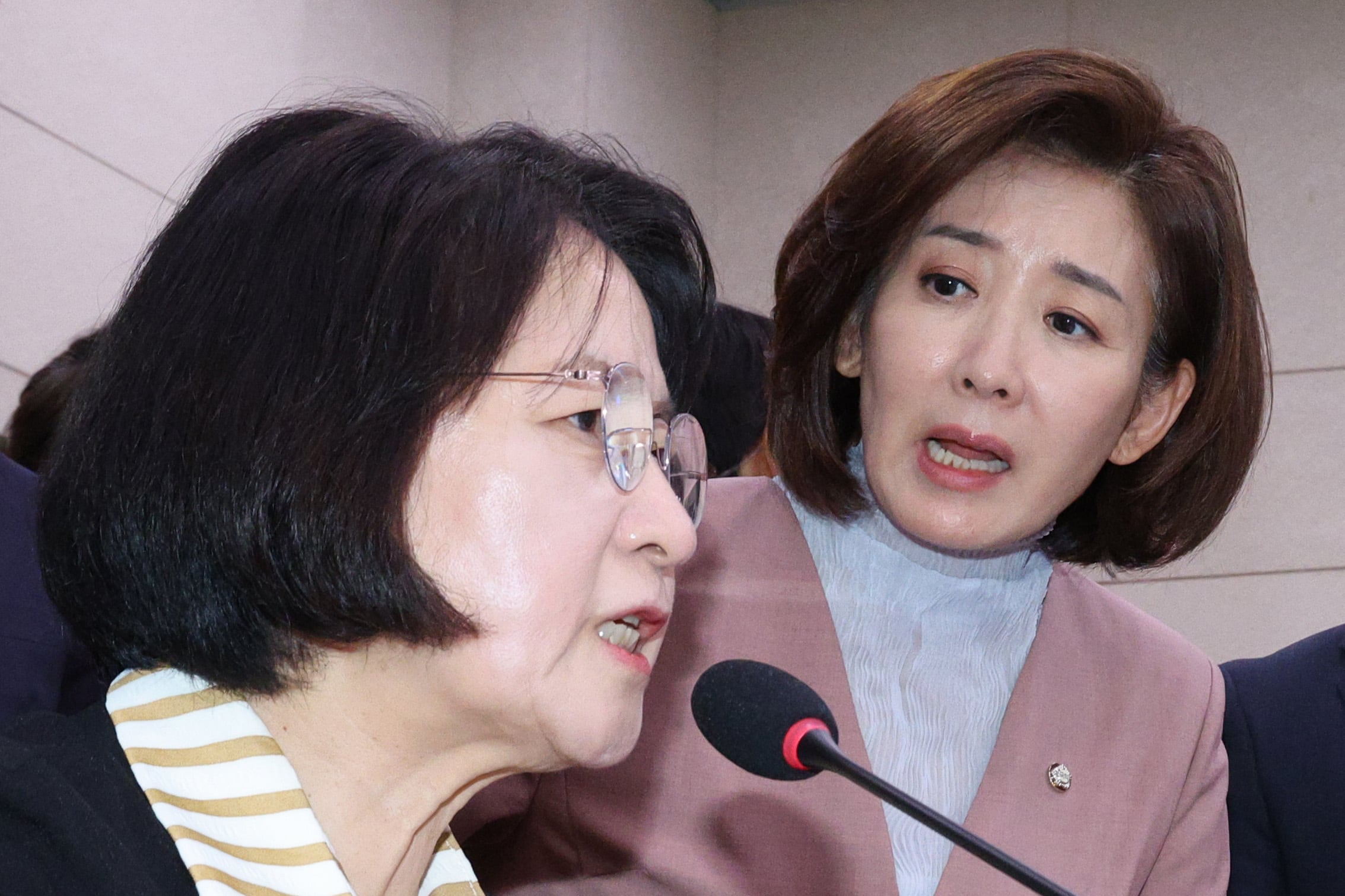 Democratic Party, People Power Party Lawmakers Exchange Criminal Complaints