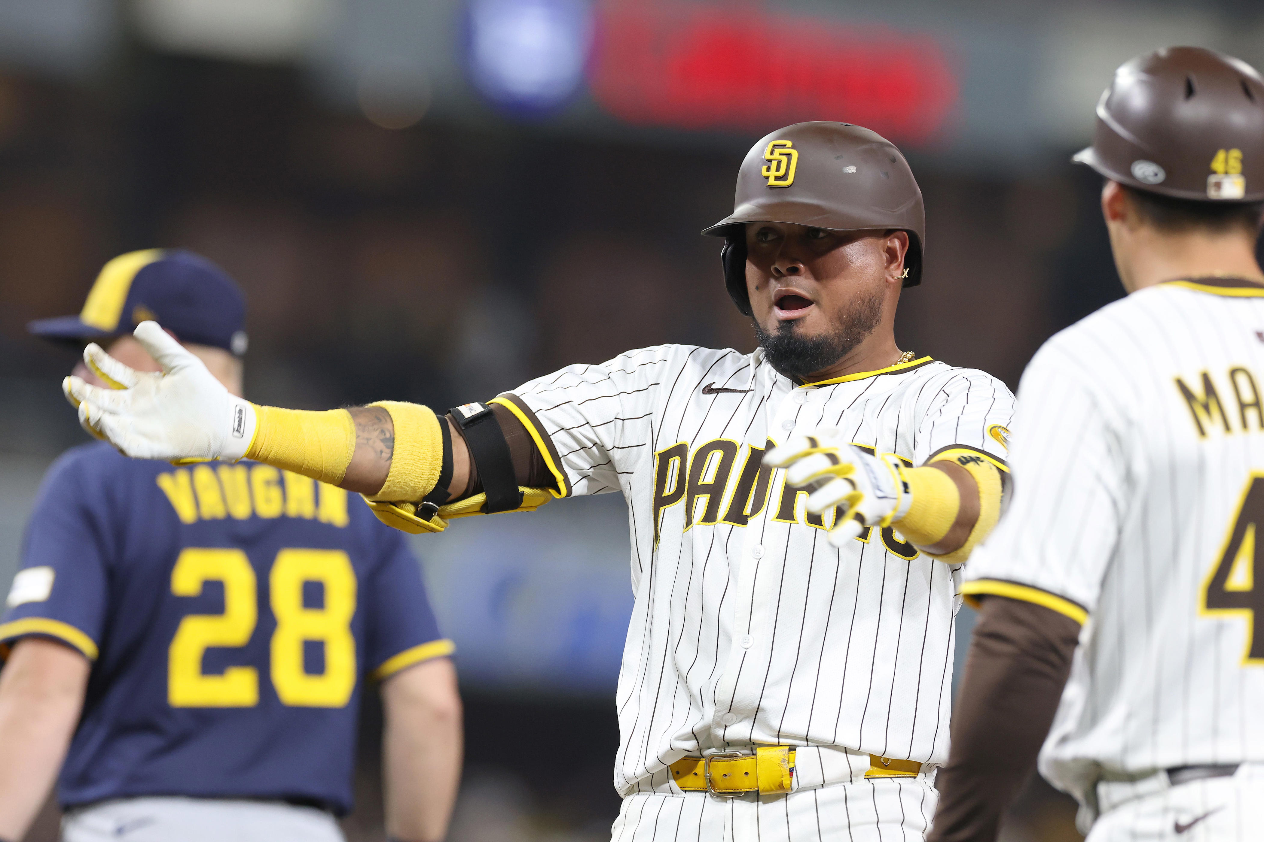 Padres 5, Brewers 4 (11 innings): Milwaukee falls to 1-3 on its final ...