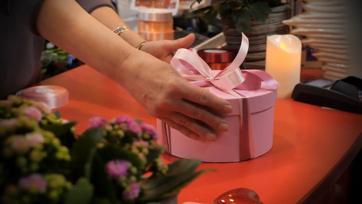 Girl Throws Away Gift, But Mom’s Clever Plastic Bag Lesson Teaches Her ...
