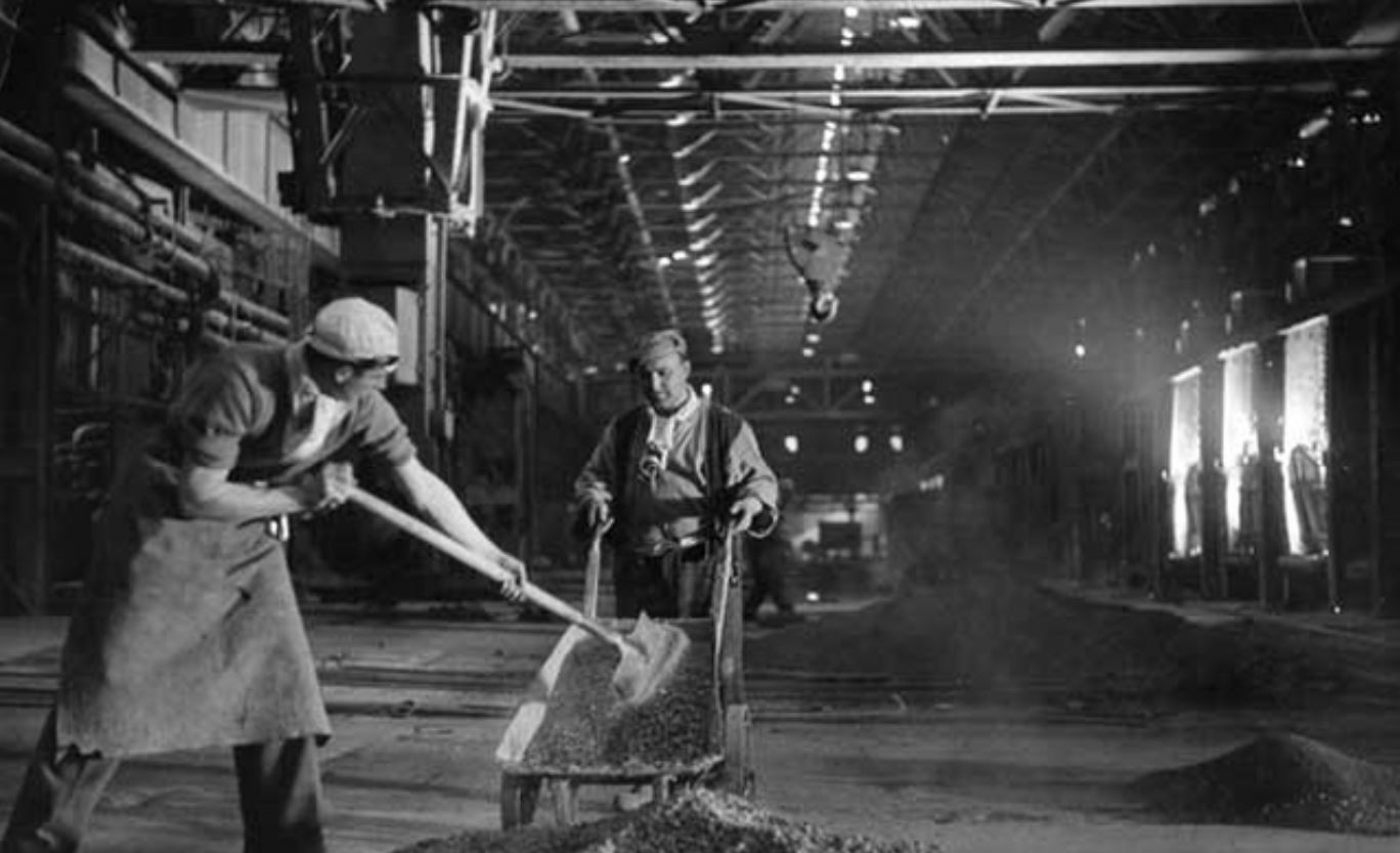 Sheffield retro: 34 powerful photos show workers putting in the hard ...