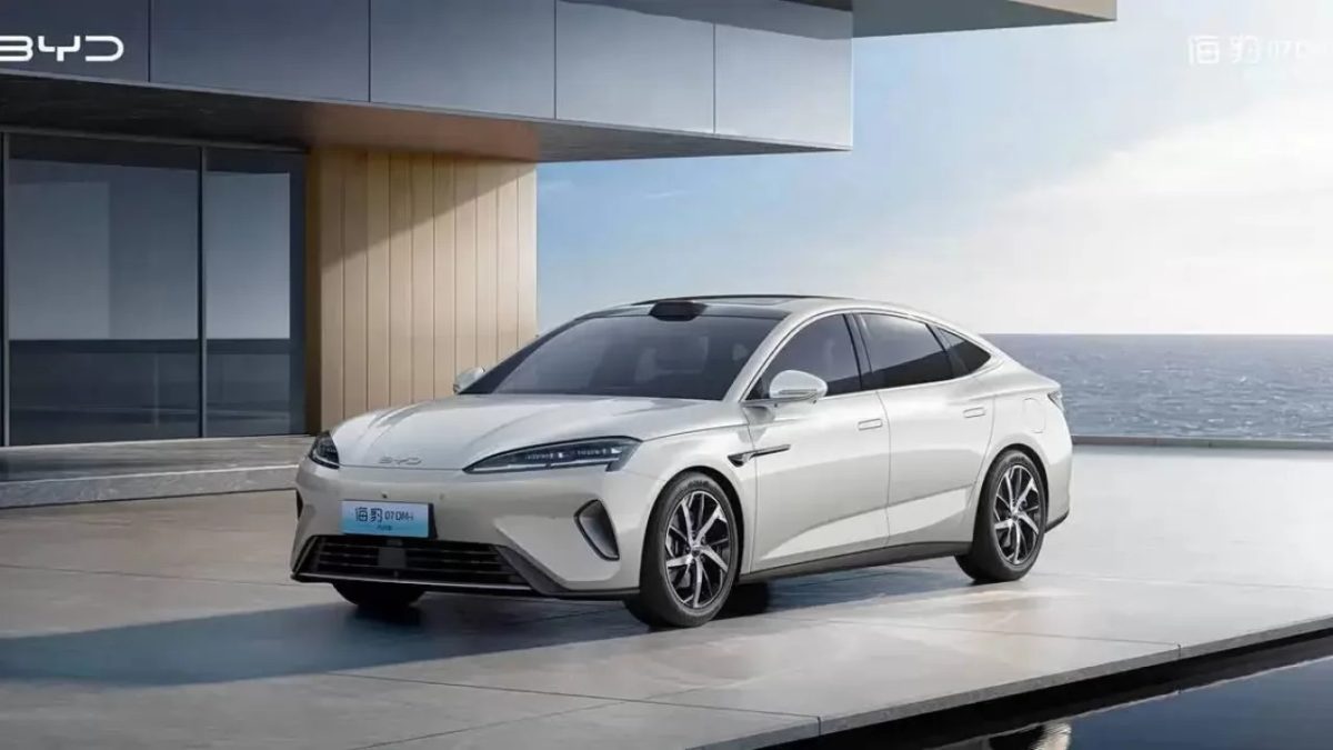 BYD aggiorna Seal 07 DM-i 2026: range elettrico fino a 230 km