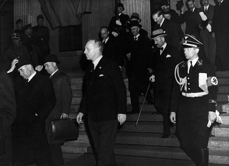 Trump's policy of appeasing Putin is a danger for Europe, historian says