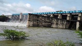 Manjara Dam | मांजरा धरणाचे १२ दरवाजे उघडले; नदीकाठावरील नागरिकांना ...