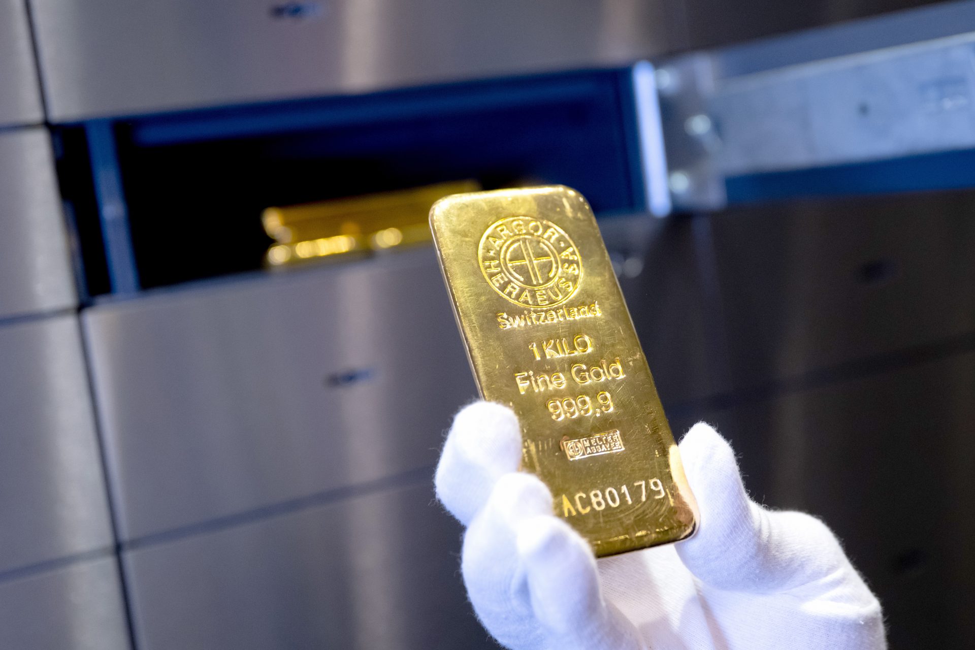 Gold prices just hit a record-breaking new high