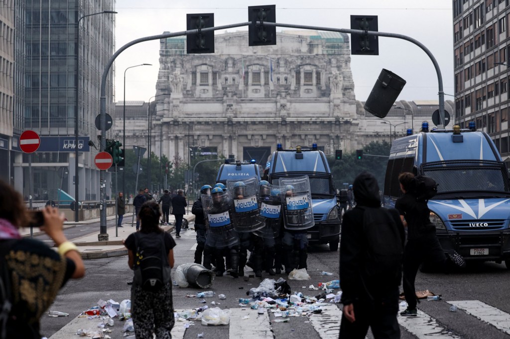 Mass protests erupt all across Italy sparking clashes with police ...