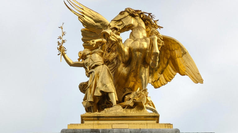 Iconic Paris bridges for a self-guided walk