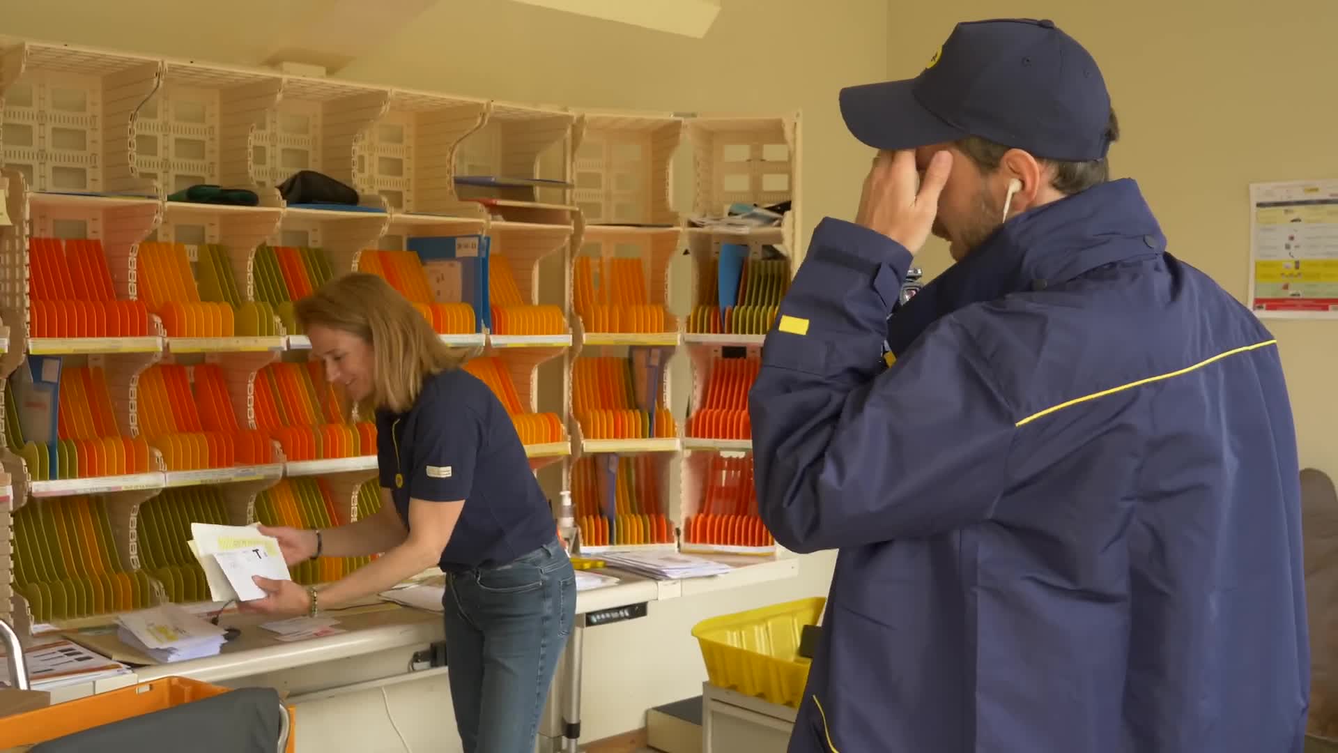 Une journée avec une factrice/guichetière