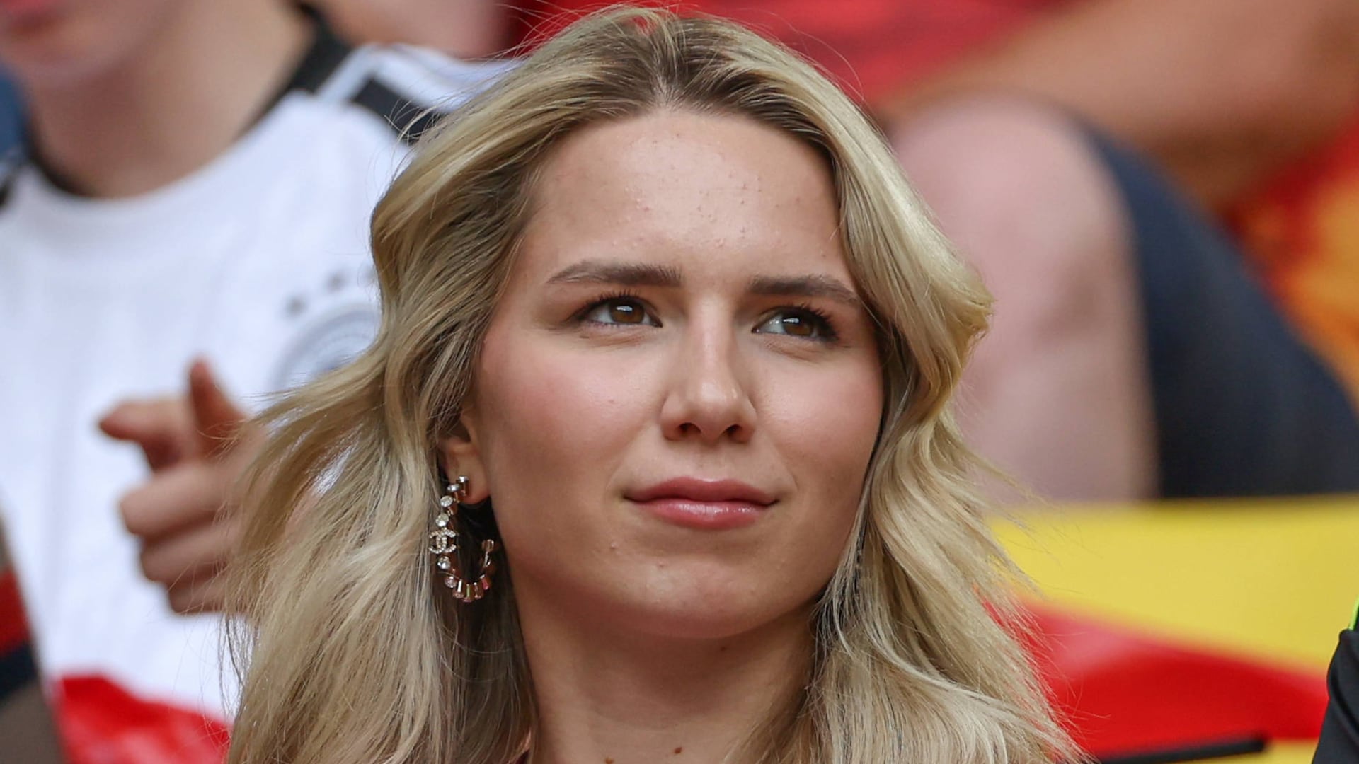 Anika Neuer feiert in silbernem Dirndl auf der Wiesn – in besonderer Begleitung