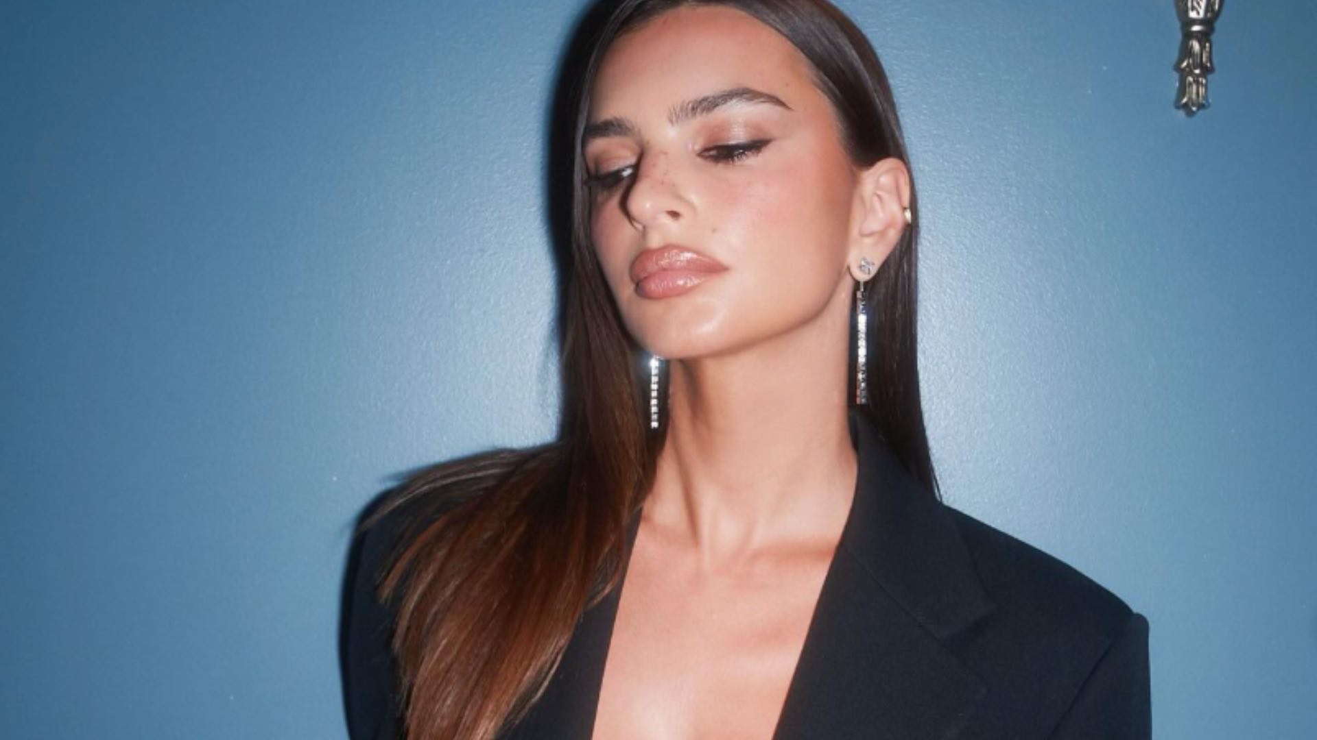 Emrata ousa tudo (ou quase) sob o paletó e incendeia a web