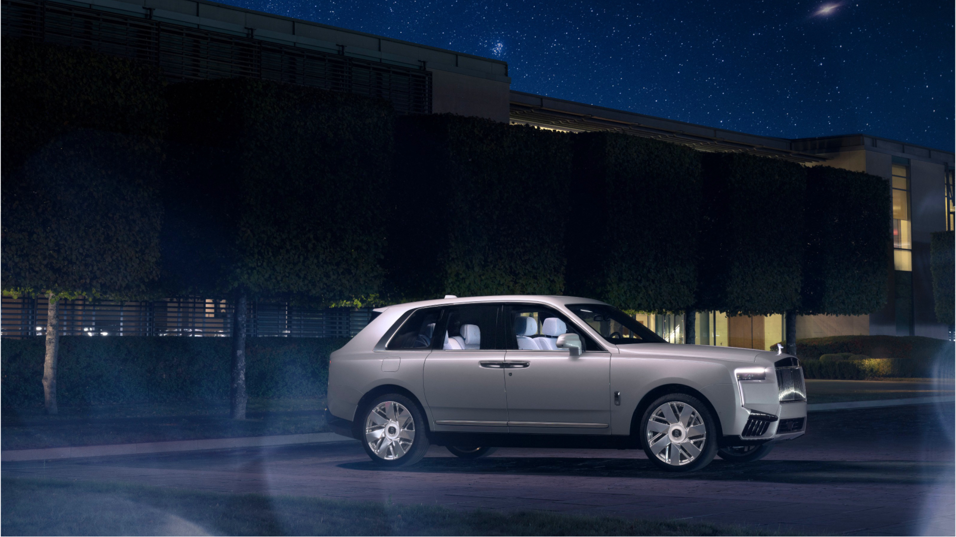Out Of This World! Rolls-Royce Unveils One-Off Cosmic-Themed SUV ...
