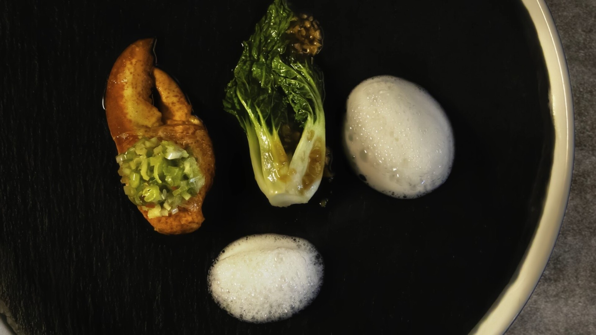 Homard à la mousse de pomelo et au pak-choï