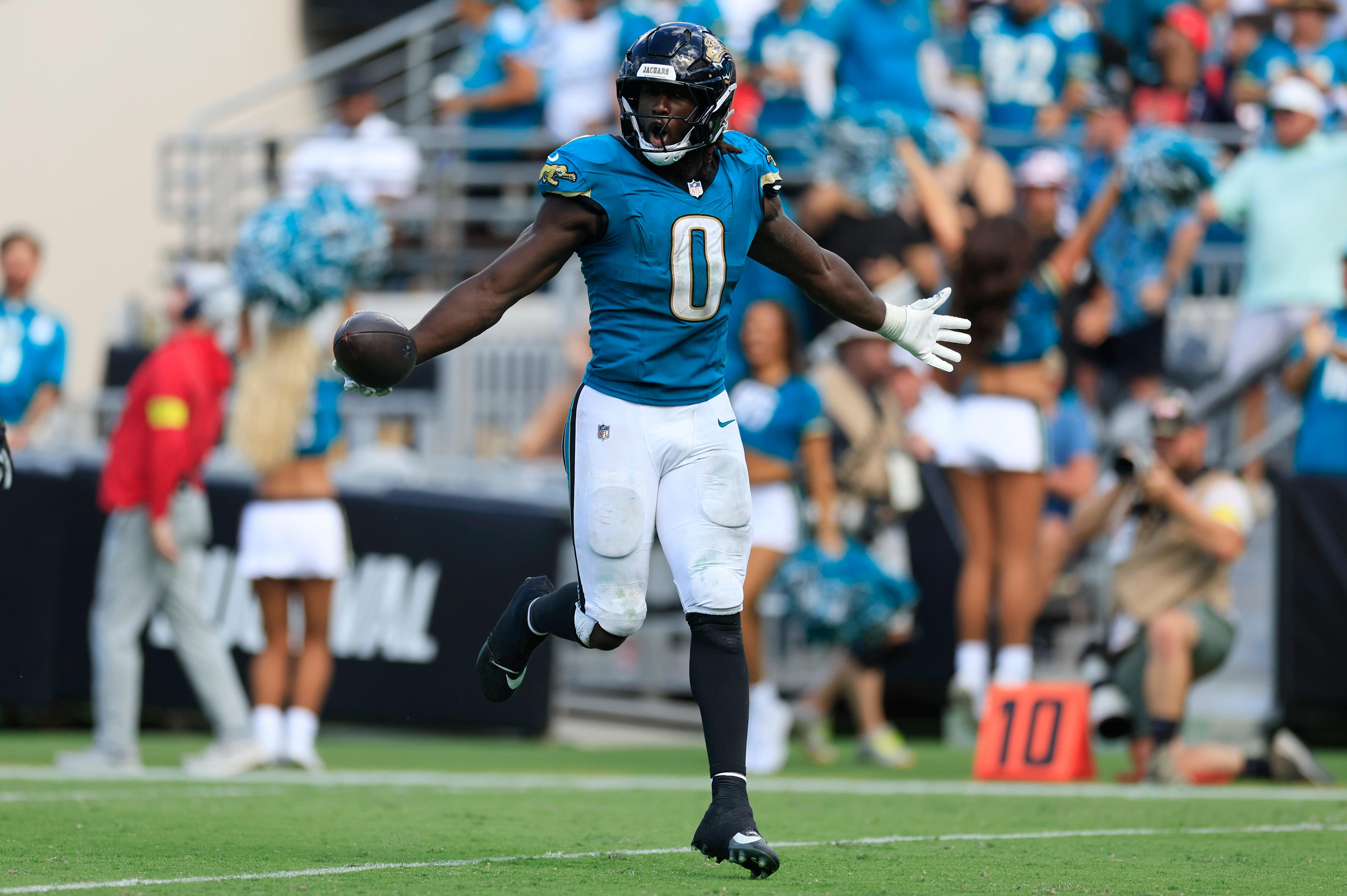 Devin Lloyd posts 99-yard record-breaking pick-six to give Jaguars lead ...