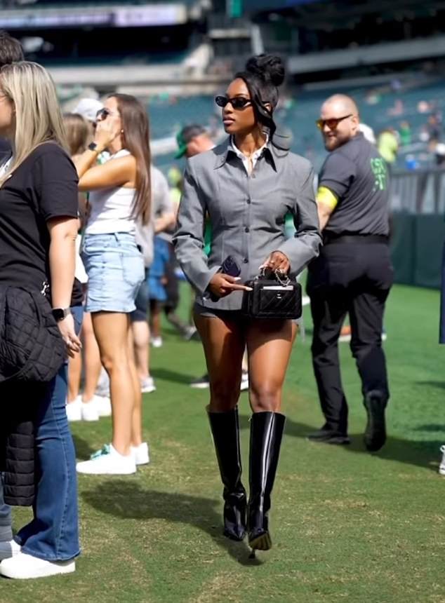 NFL star Devonta Smith calls out Eagles security guard for checking out ...