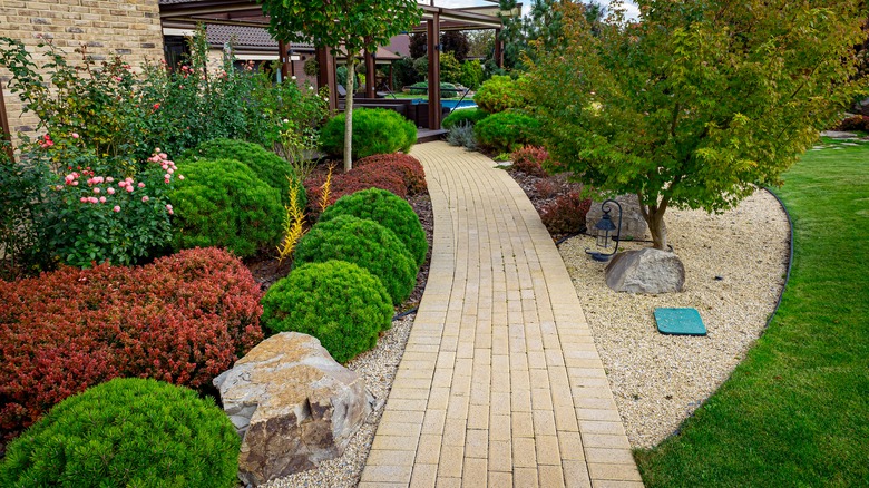 12 Front Yard Flower Bed Ideas To Camouflage An Unsightly Garage Or ...