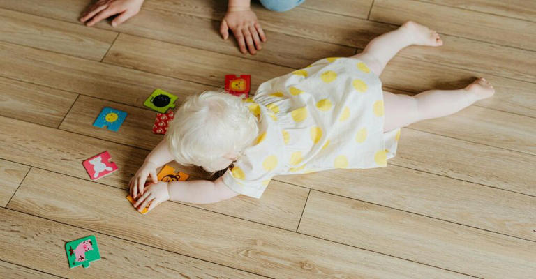 I bambini quando iniziano a gattonare? Età, stili e consigli per i genitori