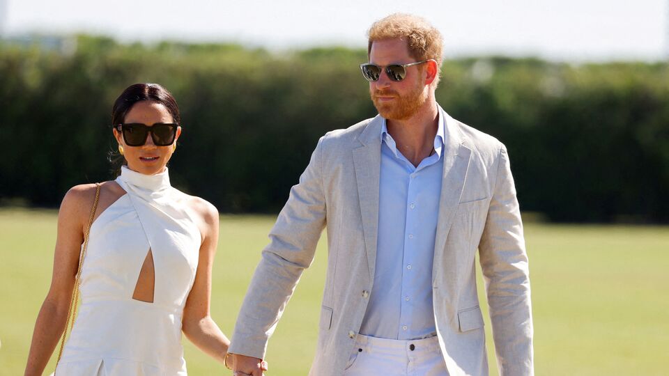 Prince Harry ‘angry’ at Meghan Markle’s exaggerated curtsy to Queen ...