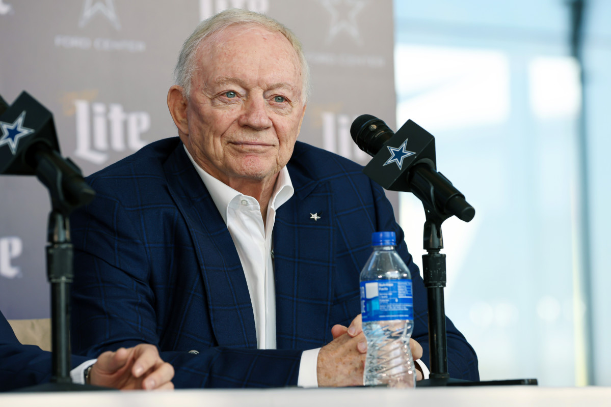 Jerry Jones, Cowboys Bracing for Micah Parsons 1 Month After Split