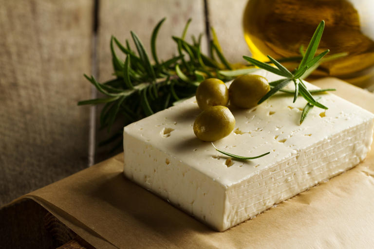 Η φέτα στο επίκεντρο διεθνούς εμπορικής διαμάχης – Σατολιάς: «Στόχος ...
