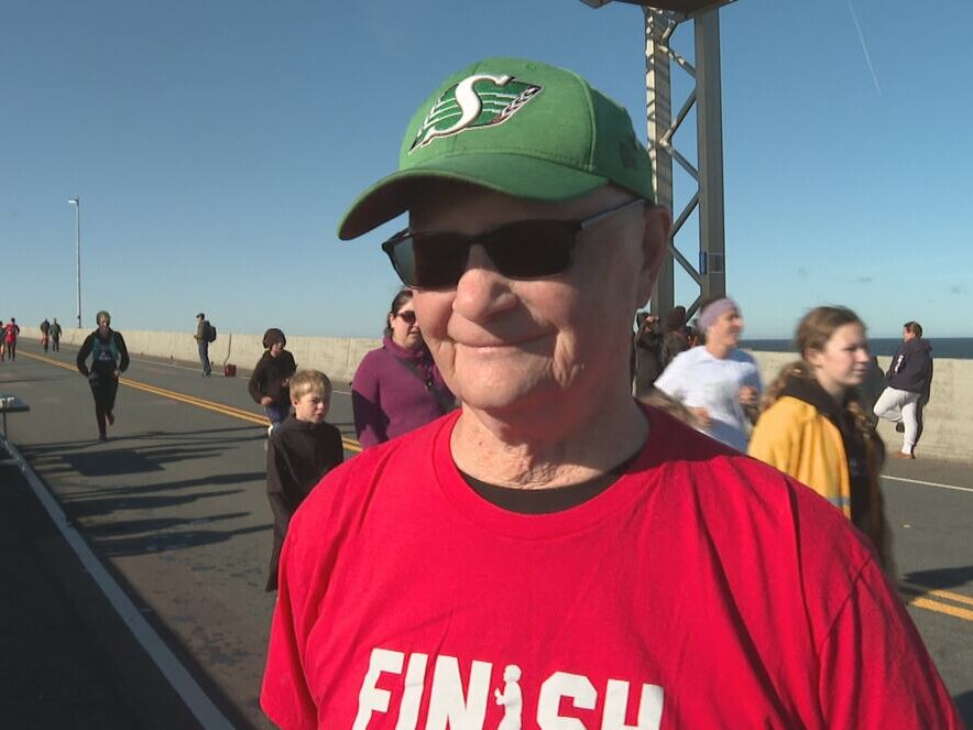 Atteint du cancer, il court dans les pas de Terry Fox pour donner de l ...