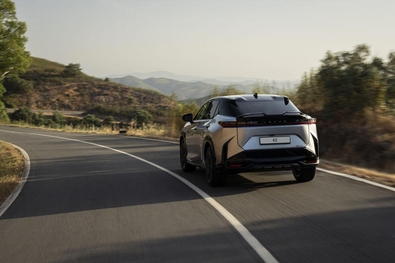 Lexus lanza los nuevos modelos RZ 500e y RZ 550e F SPORT para 2026