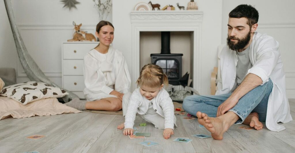 I bambini quando iniziano a gattonare? Età, stili e consigli per i genitori