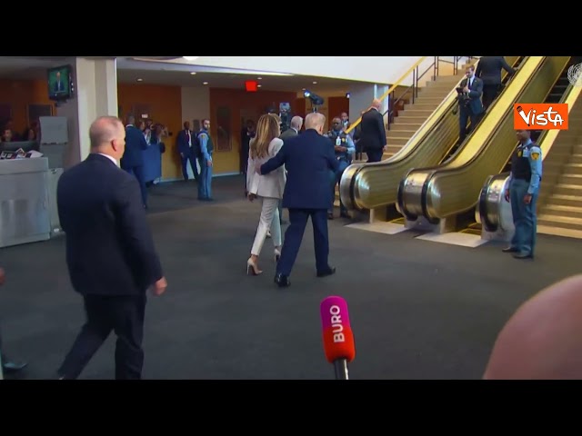 Trump e Melania arrivano all'Onu, la scala mobile non funziona e ...