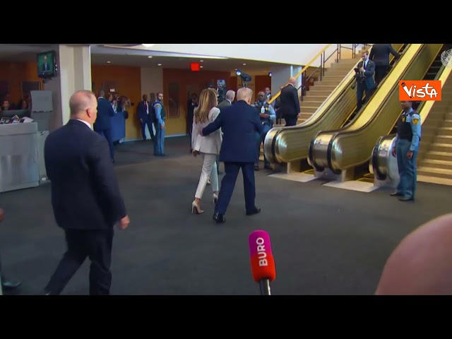 Trump e Melania arrivano all'Onu, la scala mobile non funziona e ...