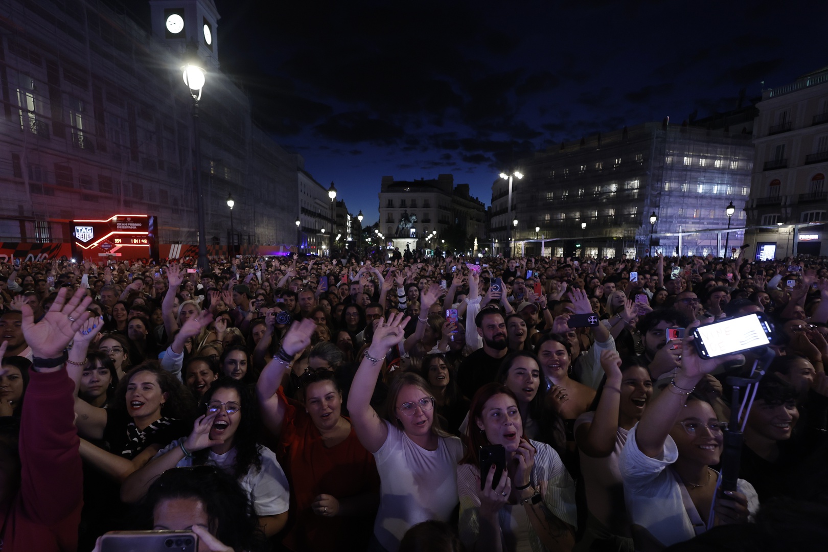 Pablo Alborán estrena su 'KM 0' en un abarrotado kilómetro 0 de Madrid
