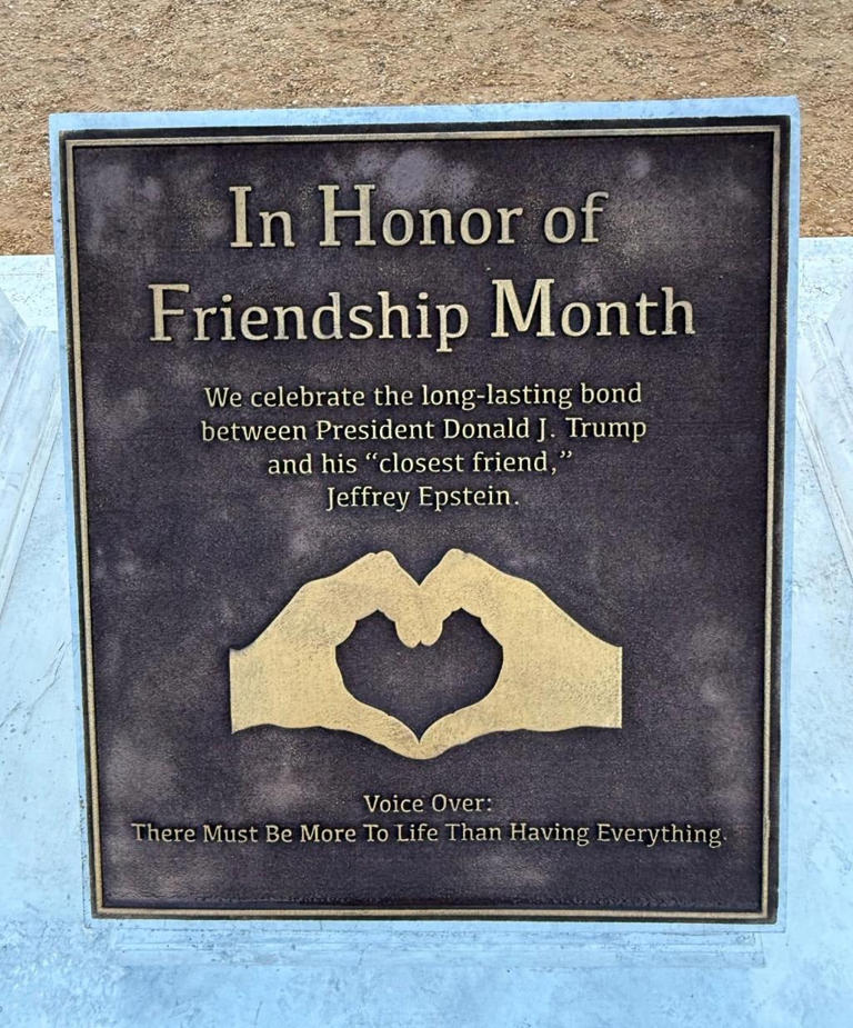 La estatua de Trump y Epstein tomados de la mano reaparece en D. C.