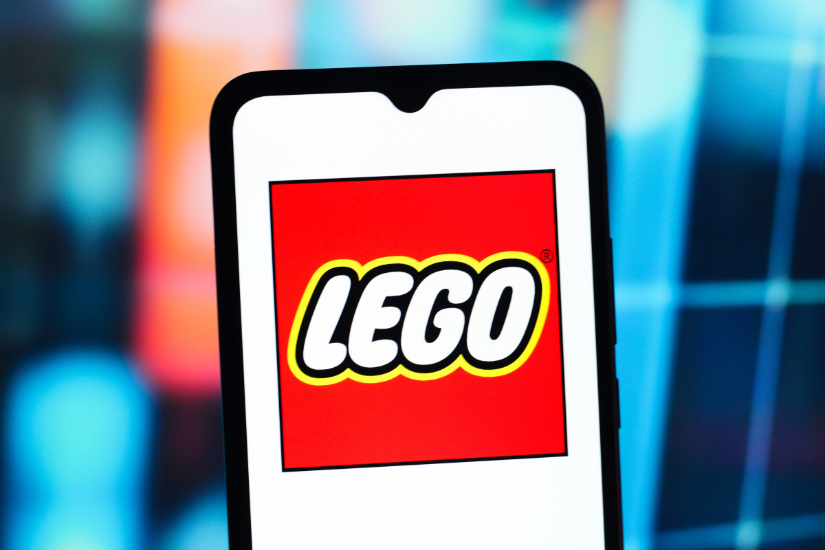 Walmart Is Selling a LEGO Aston Martin Race Car Set for 44% Off: 'Great ...