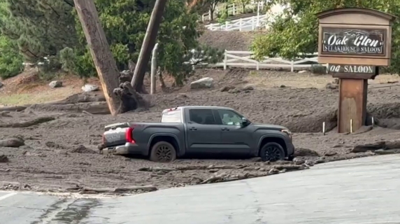 Cerca di scappare dalla valanga ma resta travolto dal fiume di fango ...