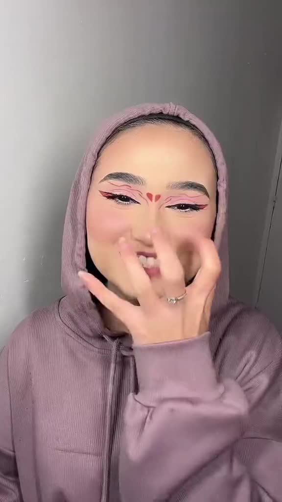 How I Apply False Eyelashes for a Dramatic Eye Look