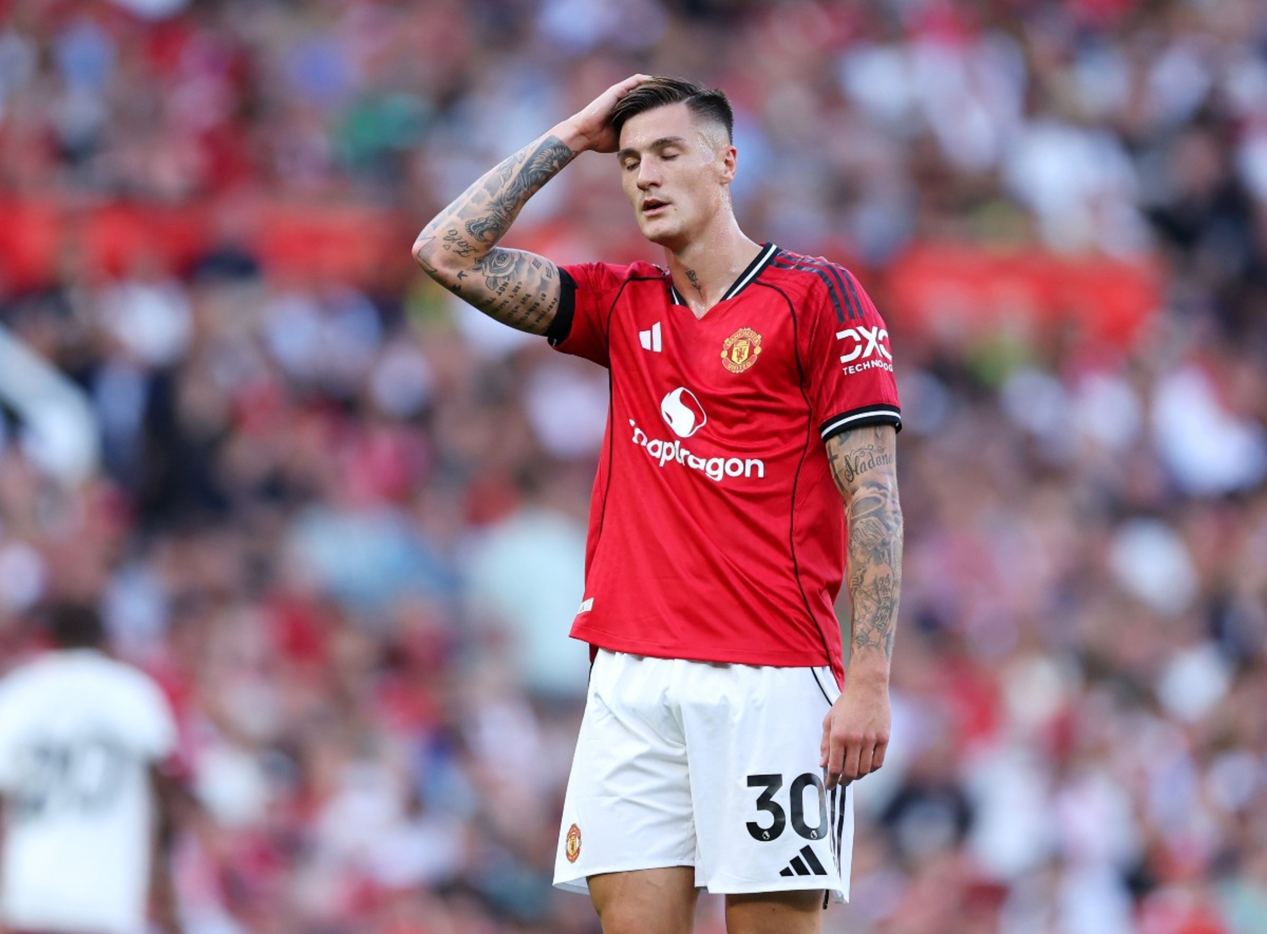 ‘He looks awkward’ – Gary Neville points finger at Man United star ...