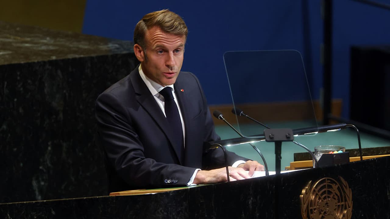 Emmanuel Macron Walks Through New York City After US Security Stops His ...