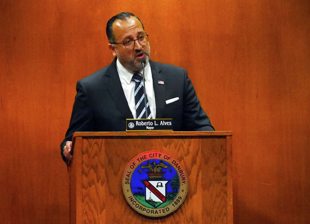 Danbury Democrat Roberto Alves wins second mayoral term