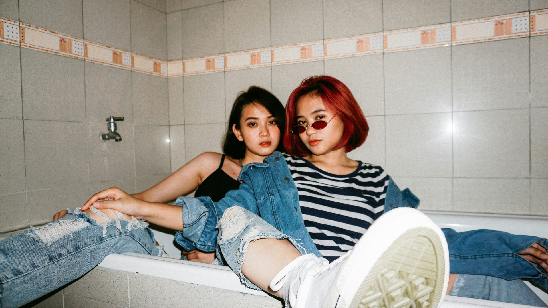 Baños para mejores amigas: la idea que fascina a la web