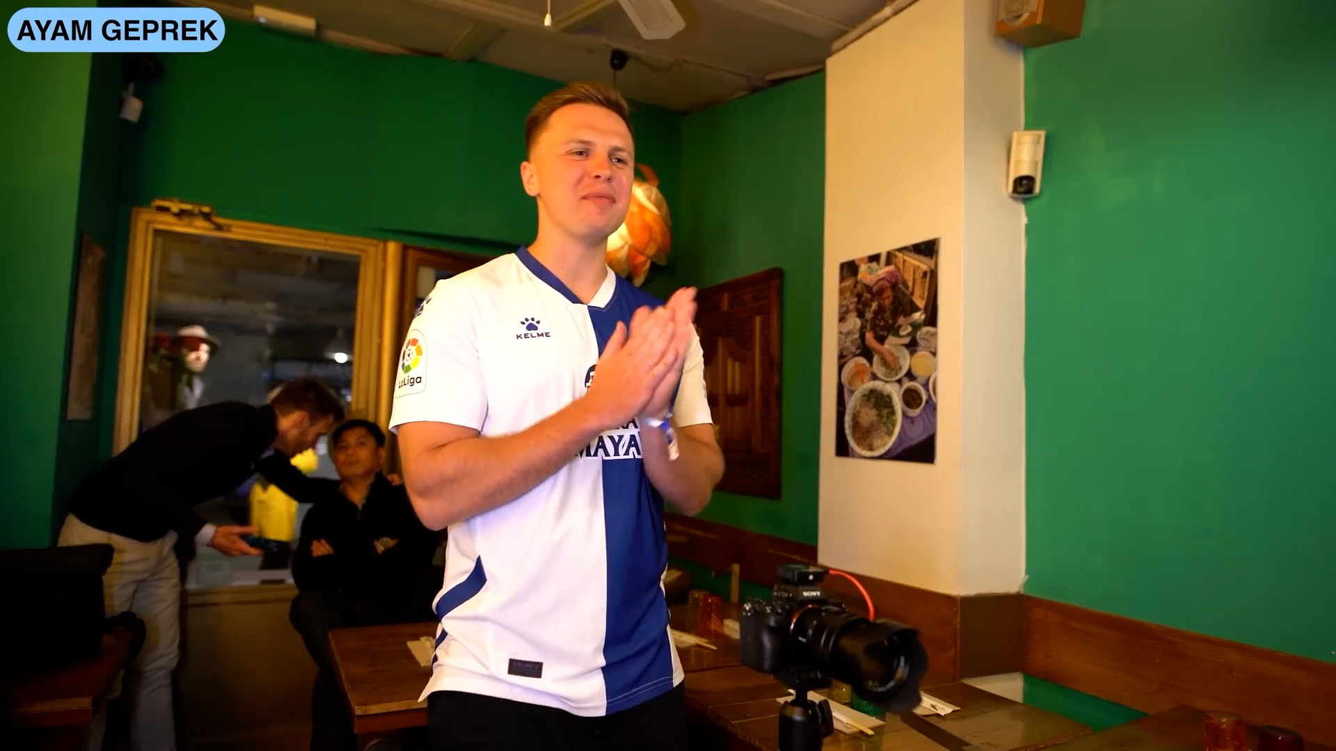 Martin Braithwaite Enjoys Indonesian Food